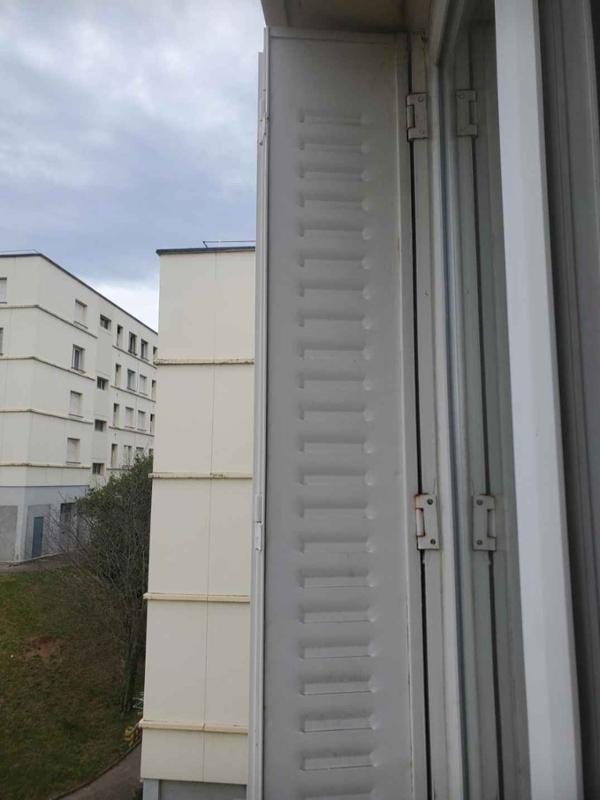 Persienne en acier - matériaux de récupération