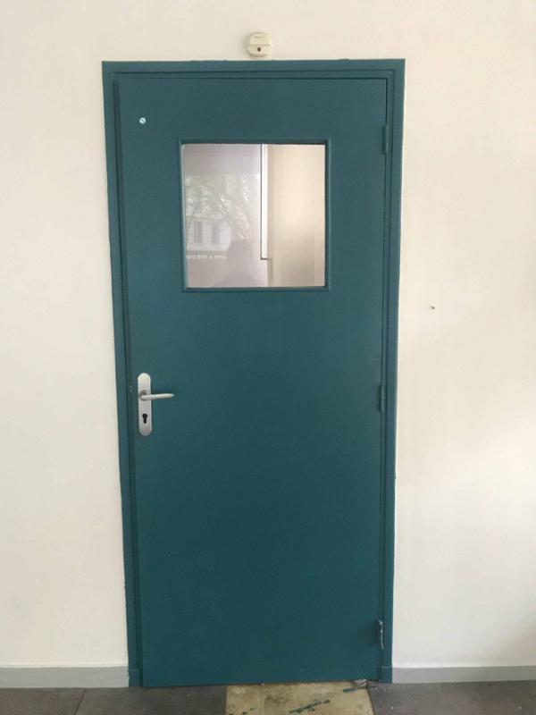 Porte simple manuelle - matériaux de récupération