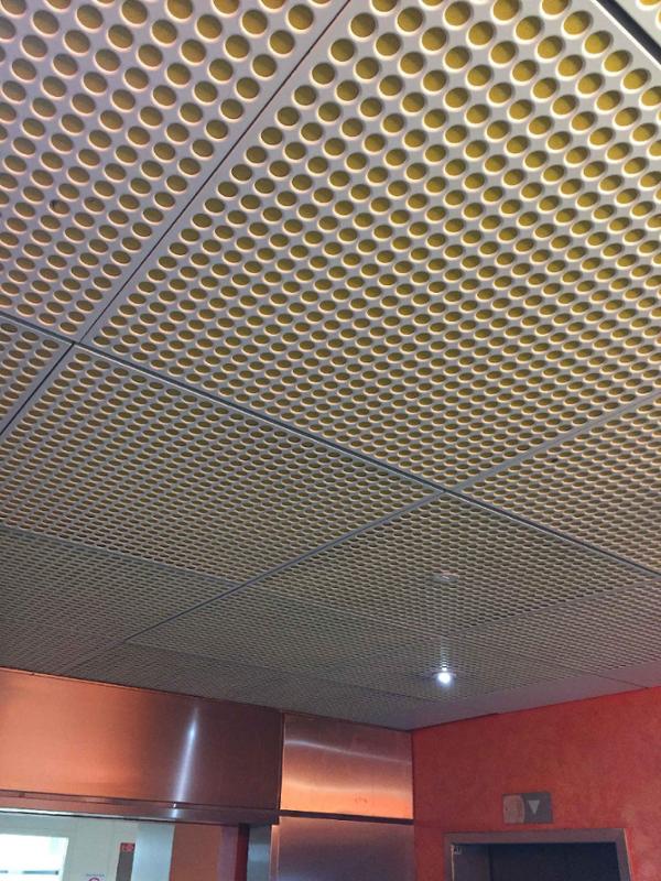 Dalle de faux-plafond perforé - matériaux de récupération