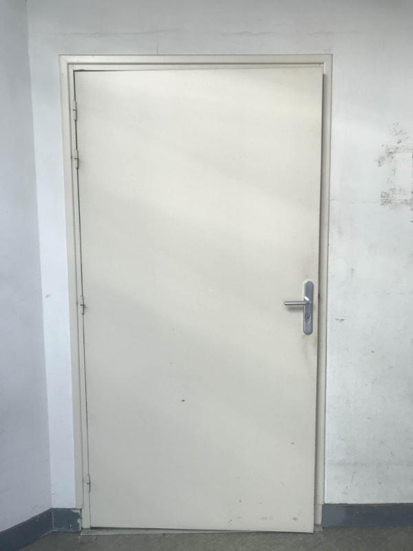 Porte simple manuelle - matériaux de récupération