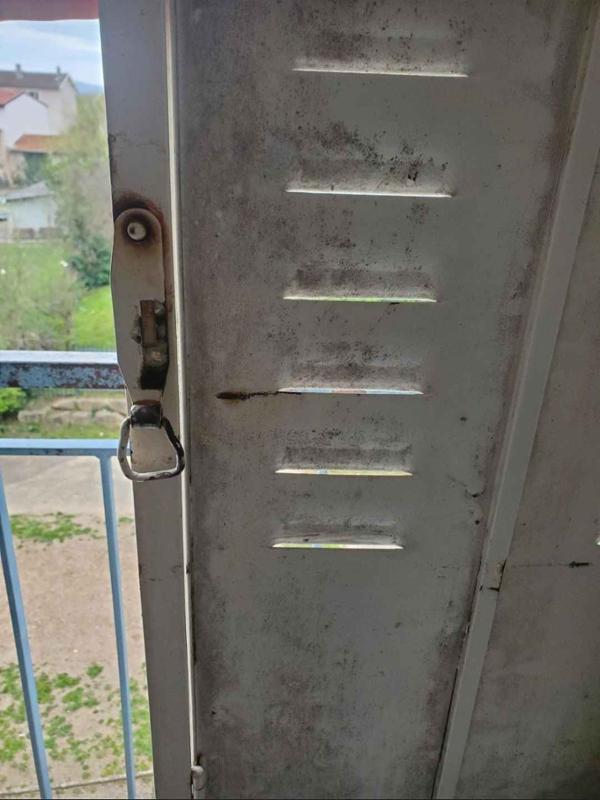 Persienne en acier - matériaux de récupération