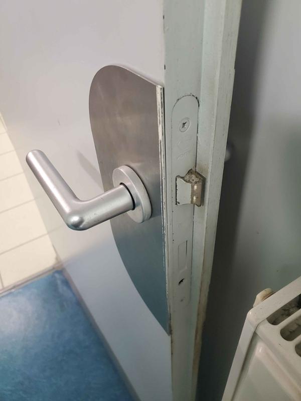 Porte simple manuelle - matériaux de récupération
