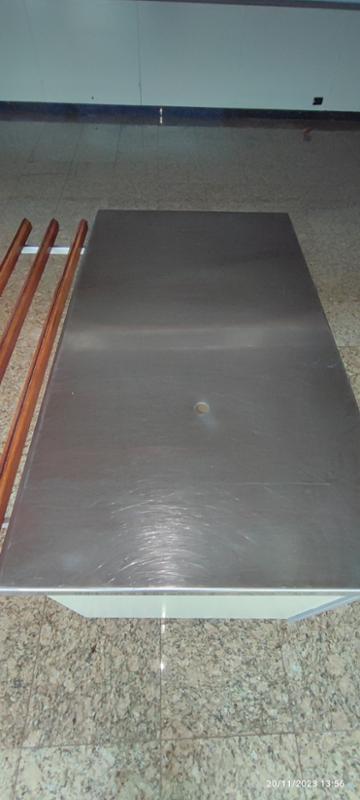 Comptoir de caisse inox - matériaux de récupération