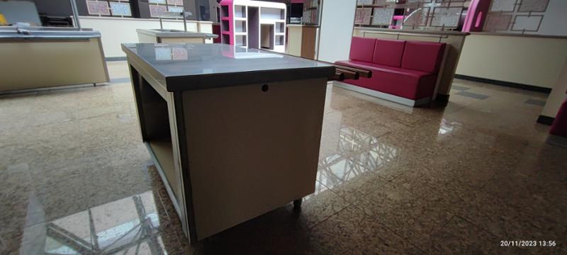 Comptoir de caisse inox - matériaux de récupération