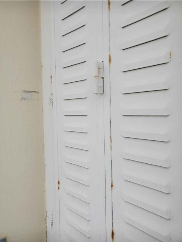 Persienne en acier - matériaux de récupération