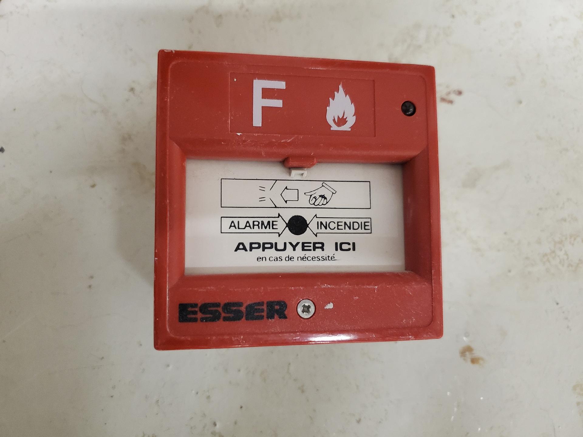 Déclencheur manuel d'alarme incendie - matériaux de récupération