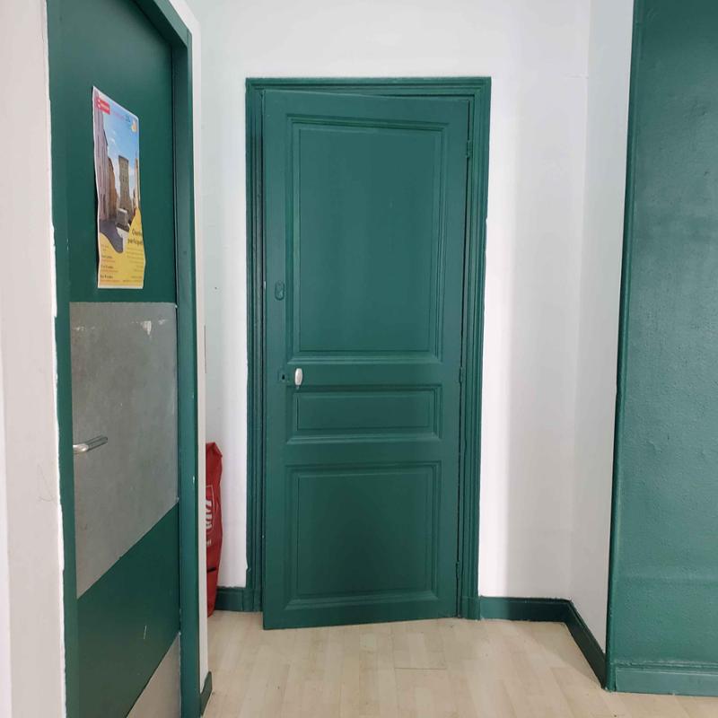 Porte simple manuelle - matériaux de récupération