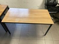 Table multi-usage effet bois stratifié - matériaux de récupération